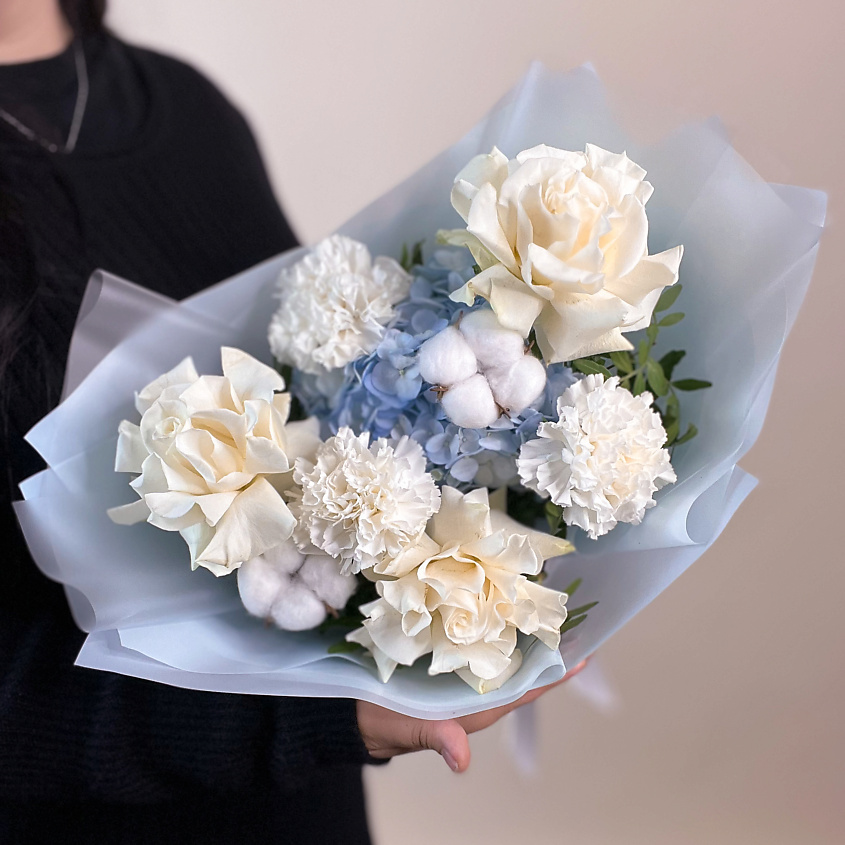 MOJNO FLOWERS Нежный бело-голубой букет французские розы, гвоздики ...
